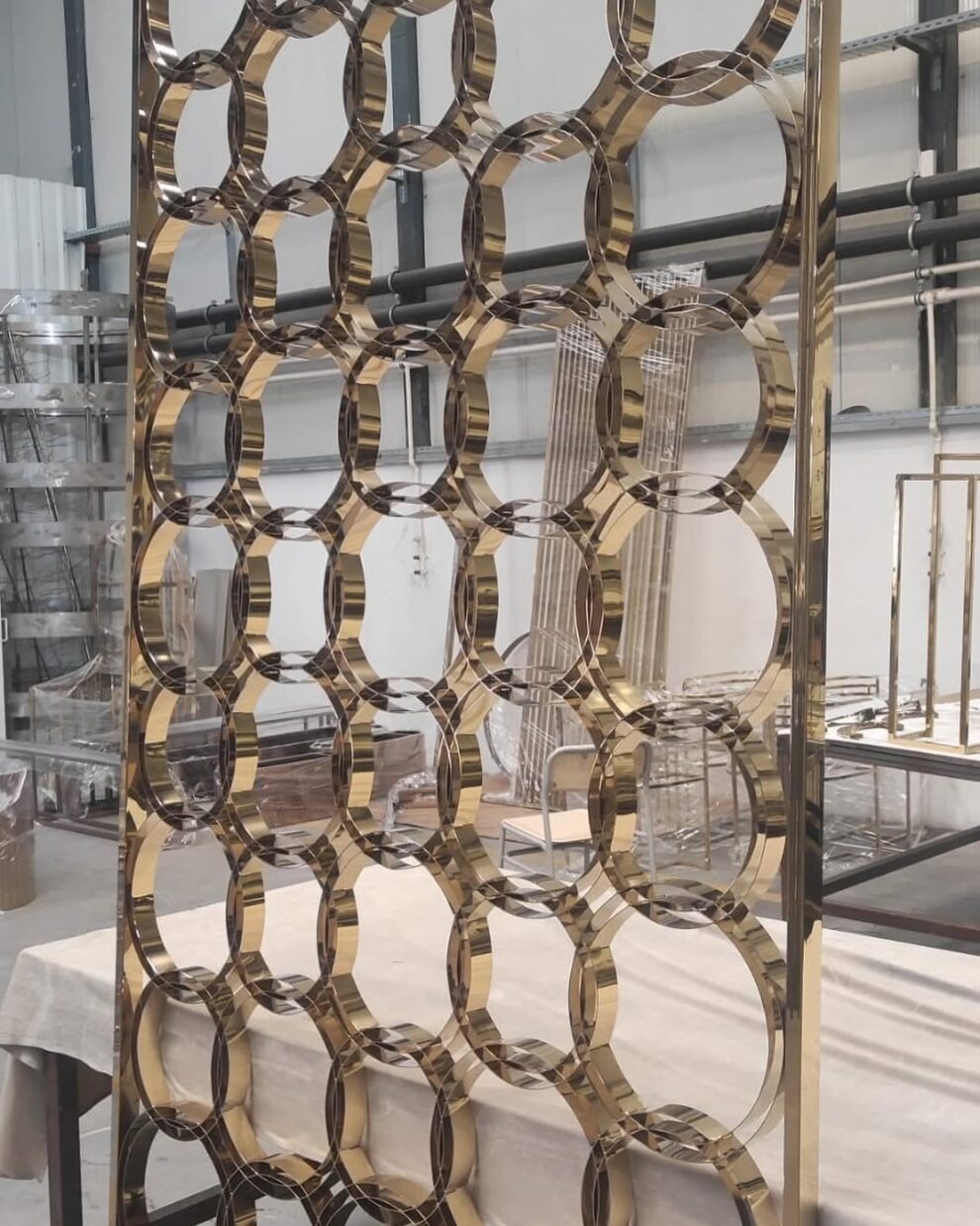 Golden steel partitions - Shopps.In